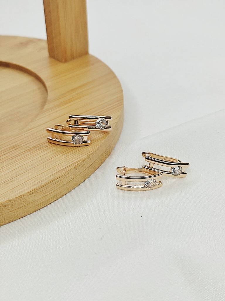 Brinco Argola Encaixe V com Detalhe de Zirconia no Centro Feminino ...